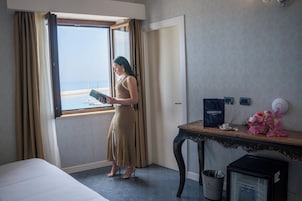 Quarto superior, vista para o mar | Frigobar, cofres nos quartos, escrivaninha, quartos à prova de som
