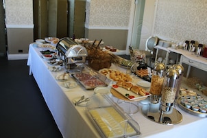 Pequeno-almoço tipo buffet diário mediante uma taxa