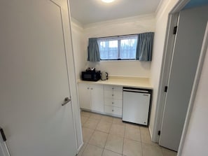 Estúdio econômico, 1 cama Queen, ar-condicionado | 1 quarto, roupas de cama de algodão egípcio, roupas de cama premium