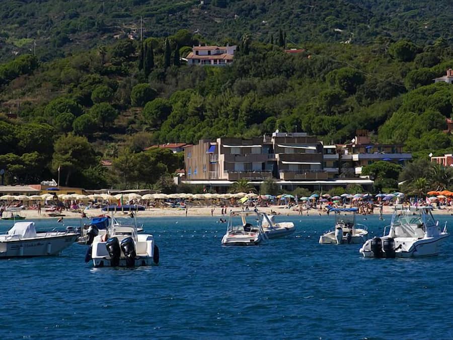 Perto da praia, areia branca, prática de mergulho livre no local