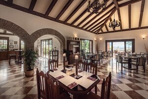 Café da manhã continental todos os dias (EUR 9 por pessoa) 