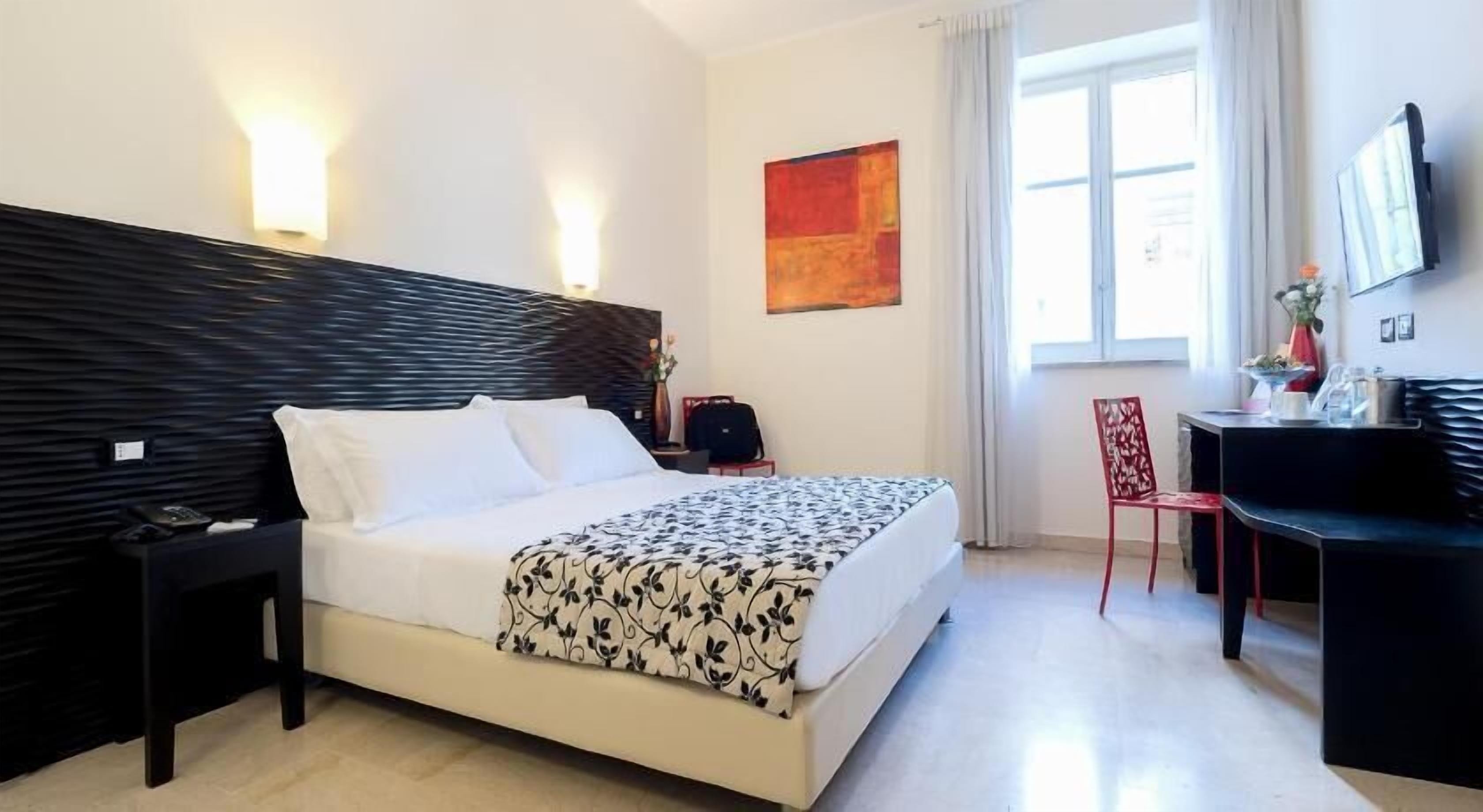 Roupas de cama premium, frigobar, cofres nos quartos, escrivaninha