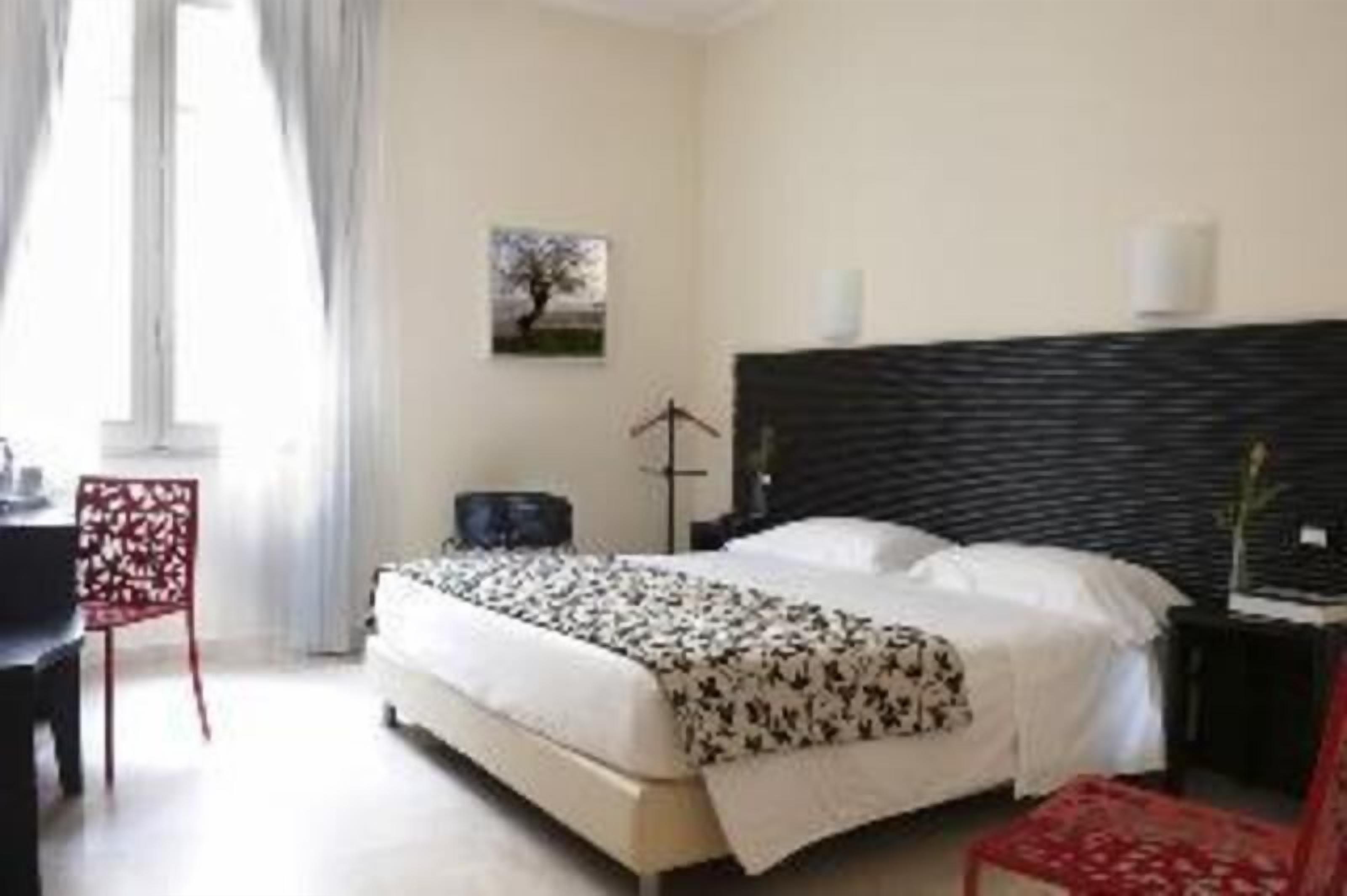 Roupas de cama premium, frigobar, cofres nos quartos, escrivaninha