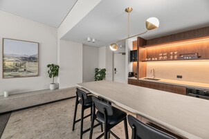 Cobertura superluxo, 2 quartos, vista para a montanha | Cozinha privada | Geladeira, máquina de café expresso, chaleira elétrica, mesas de jantar