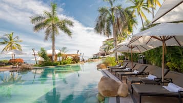 3 piscinas externas, guarda-sóis, espreguiçadeiras