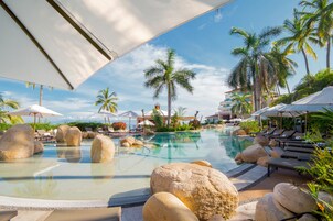 3 piscinas exteriores, guarda-sóis, espreguiçadeiras 