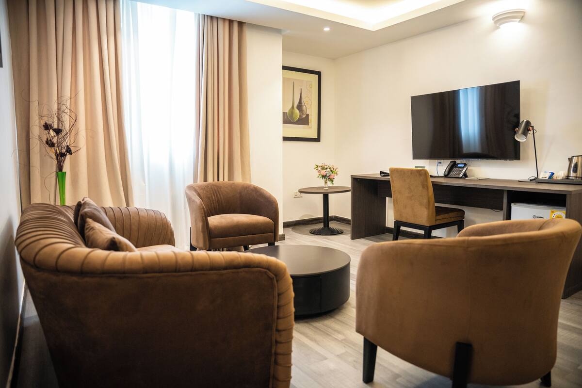 Ebony Suite | Roupa de alta qualidade, minibar, cofre no quarto, secretária