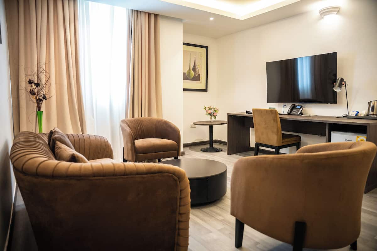 Ebony Suite | Roupa de alta qualidade, minibar, cofre no quarto, secretária