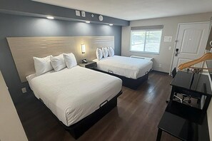 Quarto, 2 camas de casal, não fumadores | Roupa de alta qualidade, secretária, cortinas/cortinados opacos 