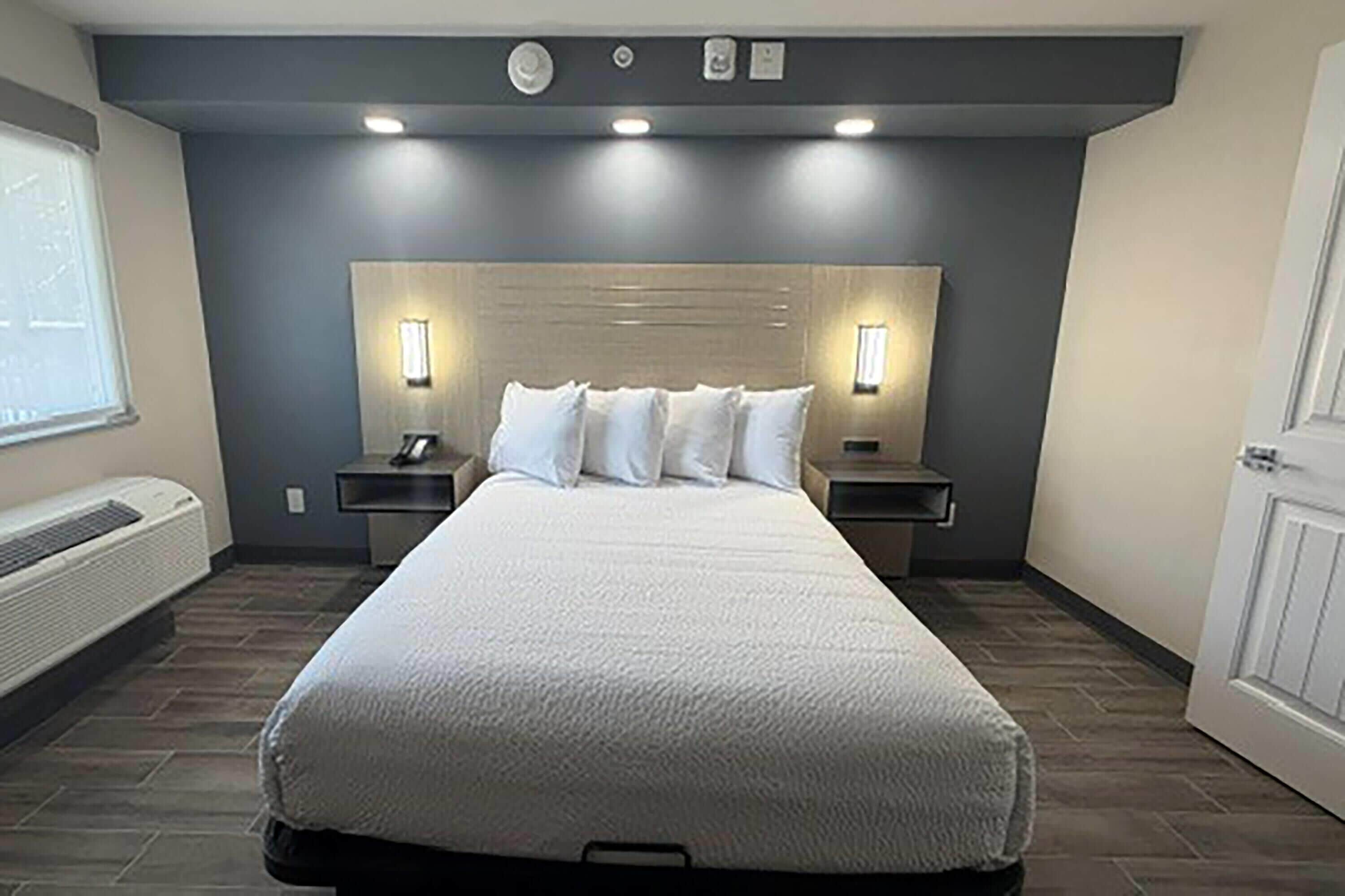 Roupas de cama premium, escrivaninha, cortinas blackout