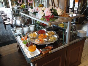 Pequeno-almoço completo diário (2200 JPY por pessoa) 