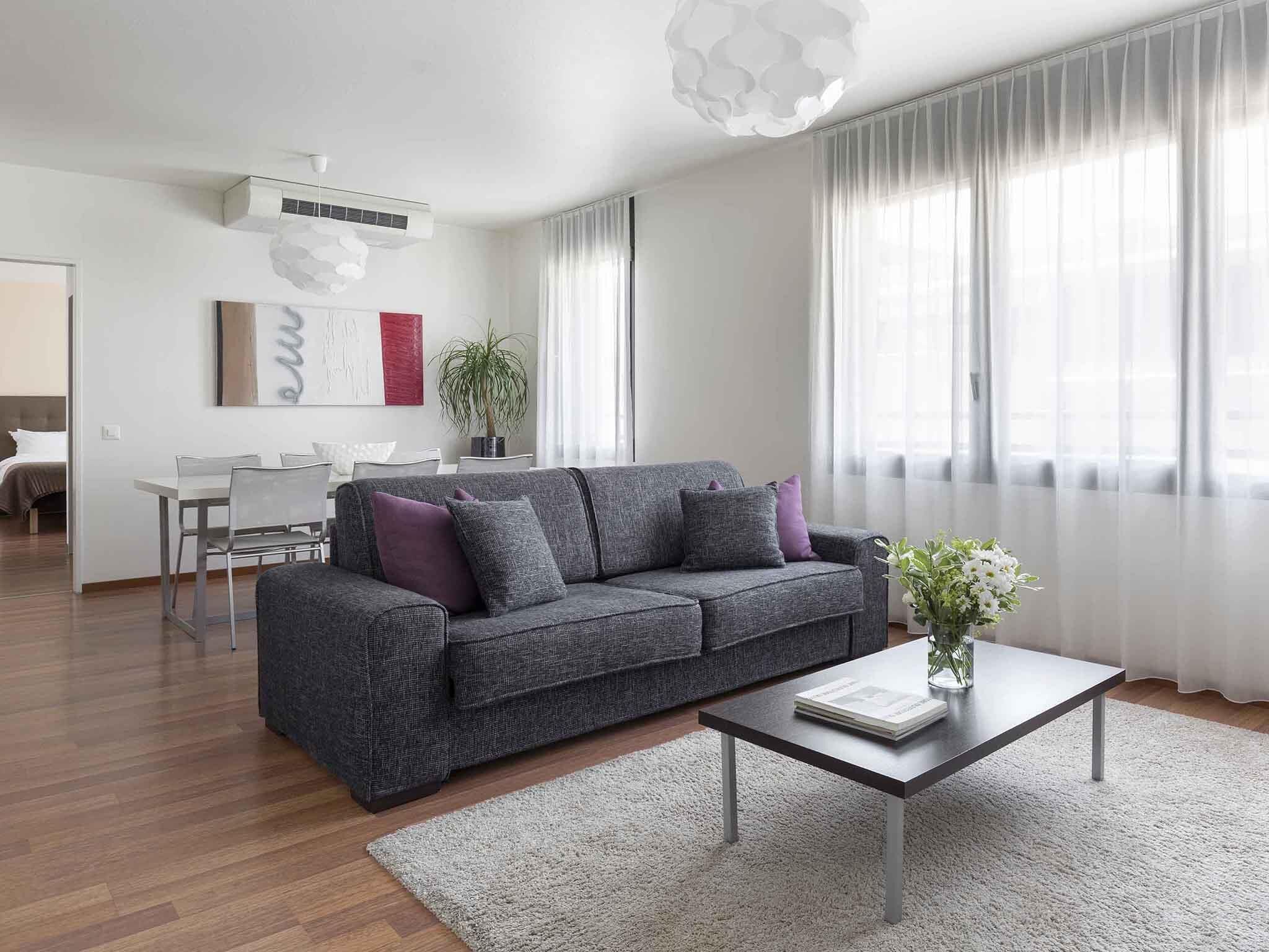 Suite Júnior, 1 cama de casal e sofá-cama | Minibar, cofre no quarto, com decoração personalizada 