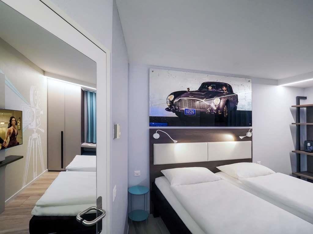 Quarto, 2 camas individuais (Cinema) | Minibar, cofre no quarto, com decoração personalizada 