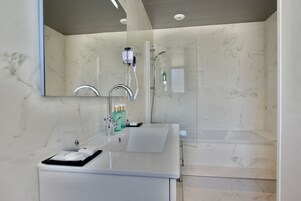Quarto casal luxo (Privilege) | Banheiro | Produtos de toalete grátis, secador de cabelo, toalhas de banho