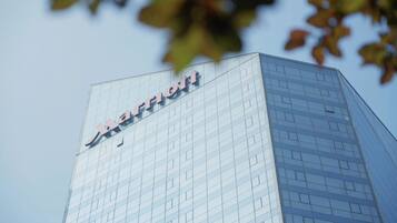 Um edifício alto com o logotipo Marriott exibido em destaque na fachada.
