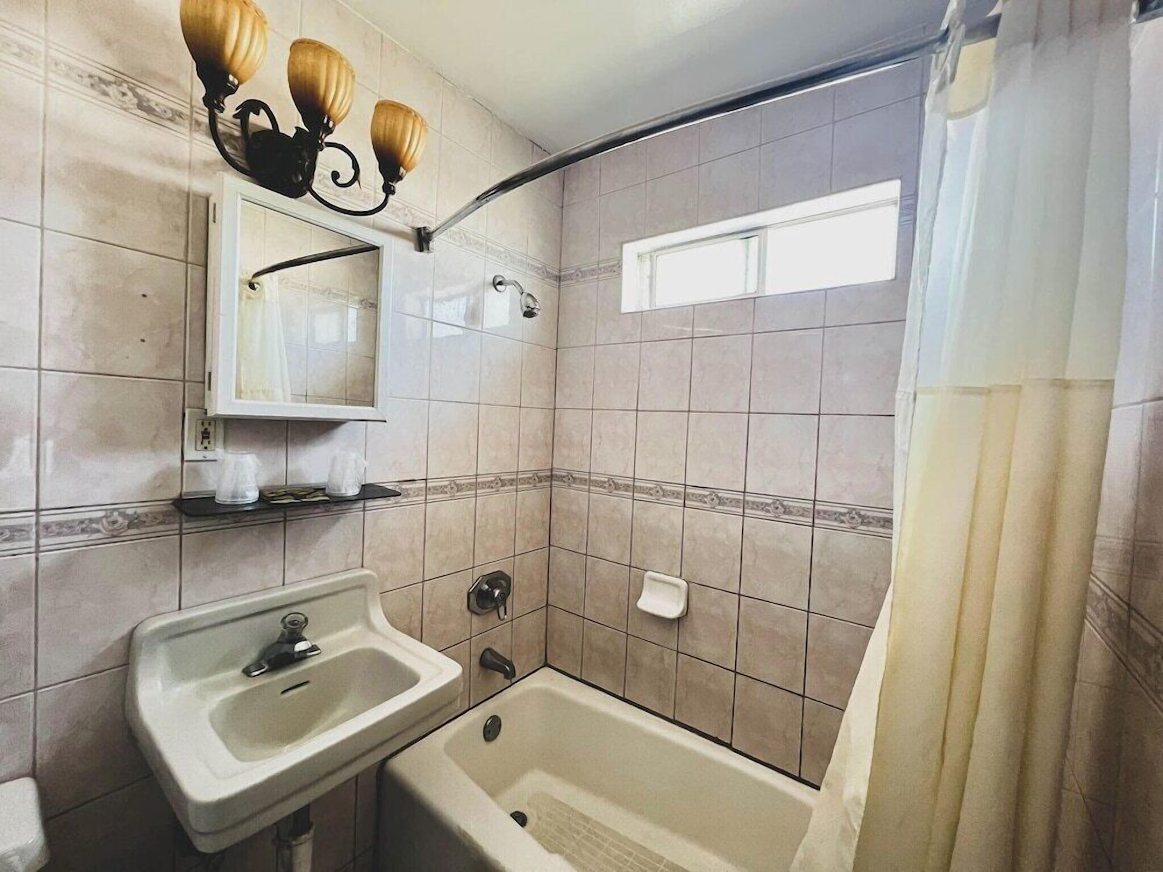 Casa de banho | Artigos de higiene pessoal grátis, um secador de cabelo, sabão, champô 