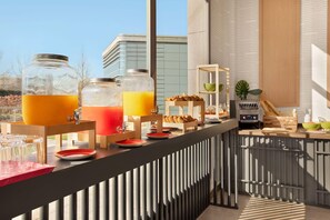 Pequeno-almoço tipo buffet diário mediante uma taxa 