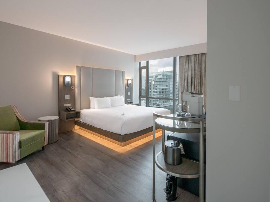 Quarto premium, 1 cama King | Roupas de cama premium, cofres nos quartos, escrivaninha
