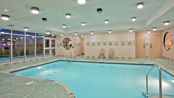 Piscina interior com água cristalina, marcações de profundidade e placas indicando que mergulhos não são permitidos.