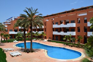 3 piscinas exteriores, guarda-sóis, espreguiçadeiras 