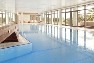Piscina interior, 3 piscinas exteriores, guarda-sóis, espreguiçadeiras