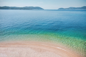 Perto da praia, espreguiçadeiras, guarda-sóis de praia