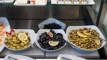 Pequeno-almoço tipo buffet diário (50 RON por pessoa)