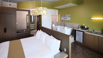 Quarto Deluxe, 1 cama king-size | Casa de banho | Artigos de higiene pessoal grátis, um secador de cabelo