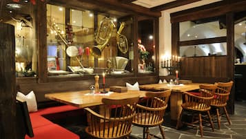 2 restaurantes, que servem almoços, jantares, também cozinha regional