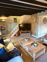 Casa de campo clássica | Área de estar | TV de tela plana 32 polegadas com canais digitais, TV, lareira