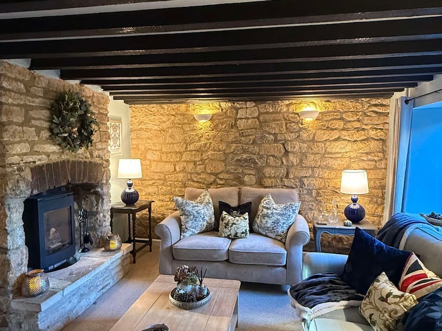 Casa de Campo Clássica | Sala de estar | Televisor de ecrã plano de 32 polegadas com canais digitais, televisor