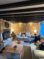 Casa de campo clássica | Área de estar | TV de tela plana 32 polegadas com canais digitais, TV, lareira