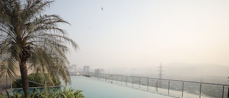 Piscina externa, funciona das 6h às 20h, guarda-sóis, espreguiçadeiras