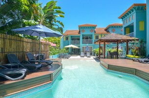 Piscina exterior, da(s) 7:00 à(s) 21:00, guarda-sóis, espreguiçadeiras