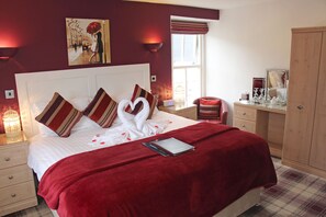 Quarto, 1 cama King | Roupas de cama premium, cofres nos quartos, individualmente decorados