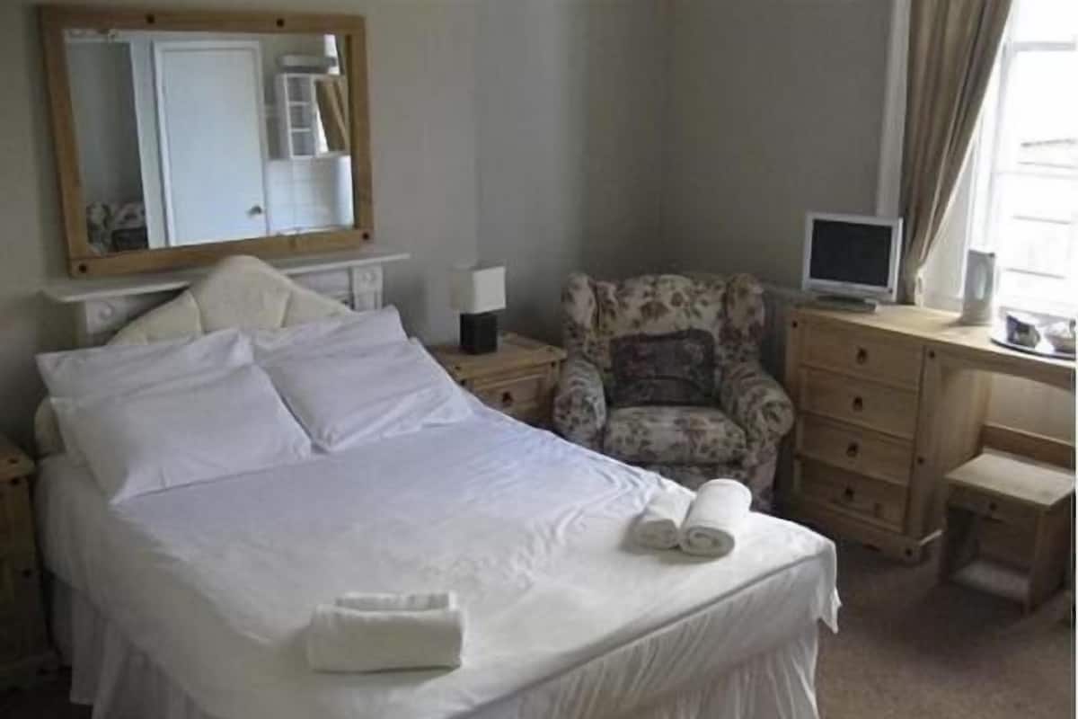 Casa de banho em suite Standard, 1 Cama de Casal | Cofre no quarto, Wi-fi grátis, roupa de cama fornecida