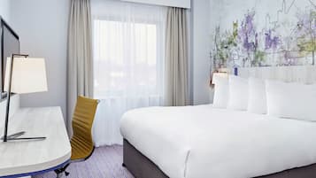 Quarto casal standard | Roupas de cama antialérgicas, cofres nos quartos, escrivaninha