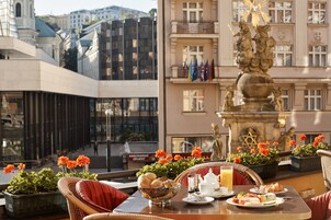 Pequenos-almoços, almoços, jantares servidos, cozinha europeia moderna 