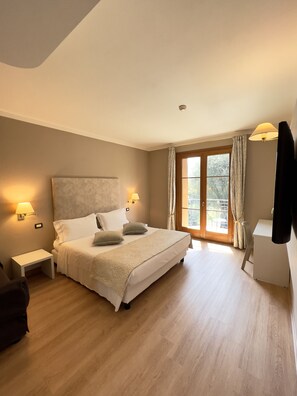 Superior Double with balcony | Roupa de alta qualidade, minibar, cofre no quarto, secretária 