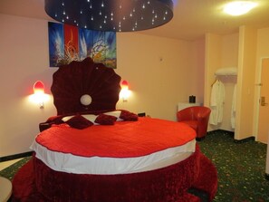 Quarto Standard, 1 cama king-size, banheira de hidromassagem | Comodidade do quarto