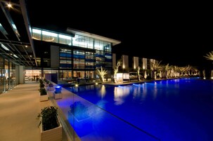 Piscina exterior, espreguiçadeiras