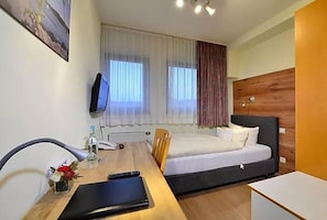 Quarto Individual Básico | Roupa hipoalergénica, secretária, cortinas/cortinados opacos 