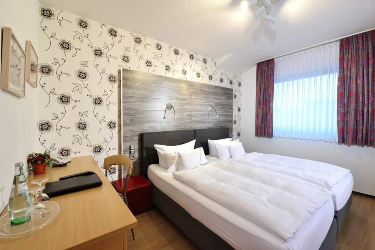 Quarto Duplo Económico | Roupa hipoalergénica, secretária, cortinas/cortinados opacos