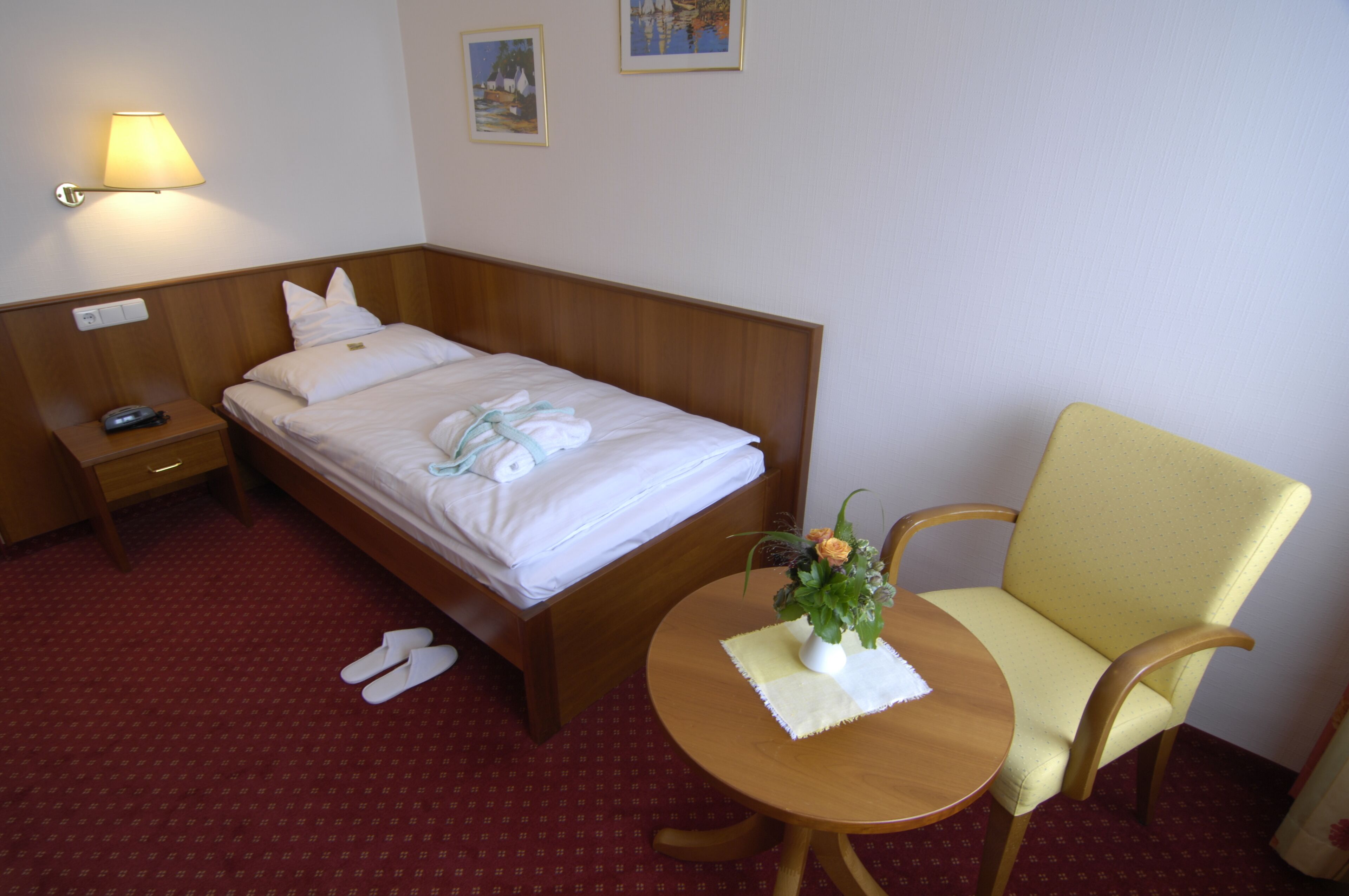 Quarto Individual Clássico | Cofre no quarto, secretária, Wi-fi grátis, roupa de cama fornecida 