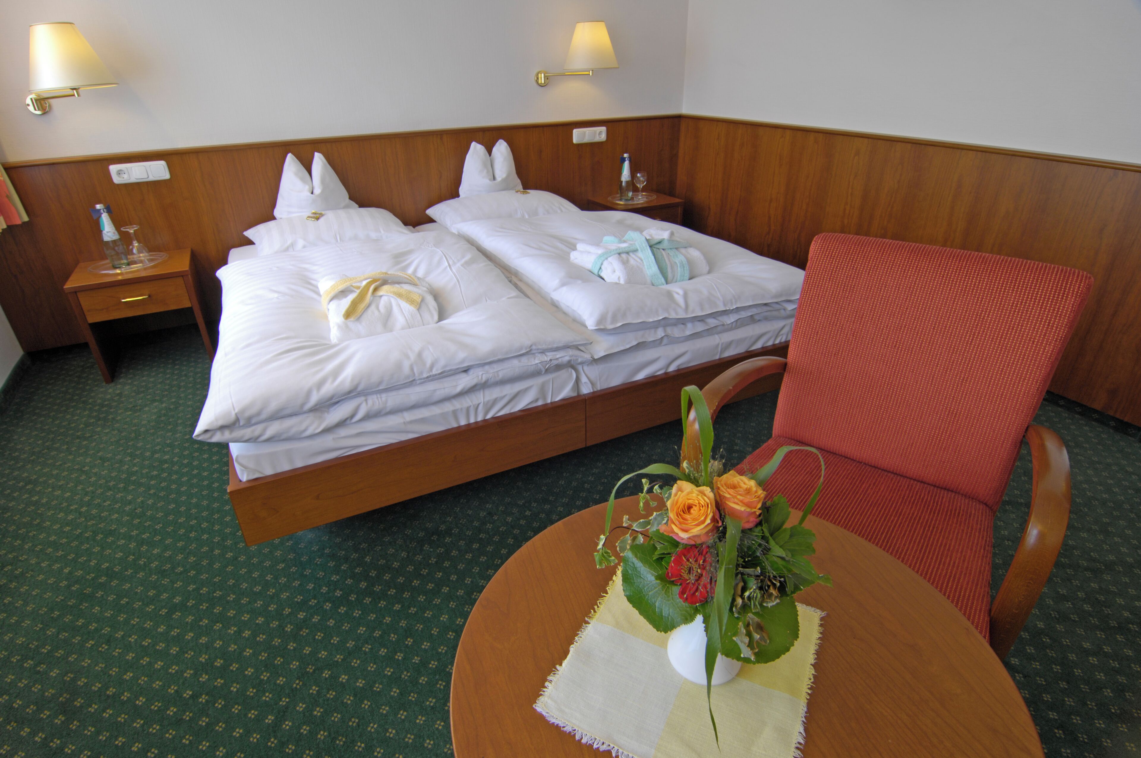 Quarto Clássico com Cama de Casal | Cofre no quarto, secretária, Wi-fi grátis, roupa de cama fornecida 