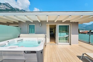 Suite, banheira de hidromassagem | Terraço/pátio interior