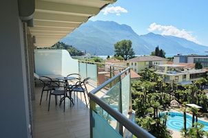 Suite Deluxe, banheira de hidromassagem | Vista do quarto