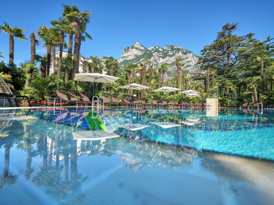 Piscina exterior sazonal, da(s) 12:00 à(s) 19:00, guarda-sóis