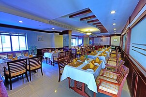 2 restaurantes, pequenos-almoços servidos 