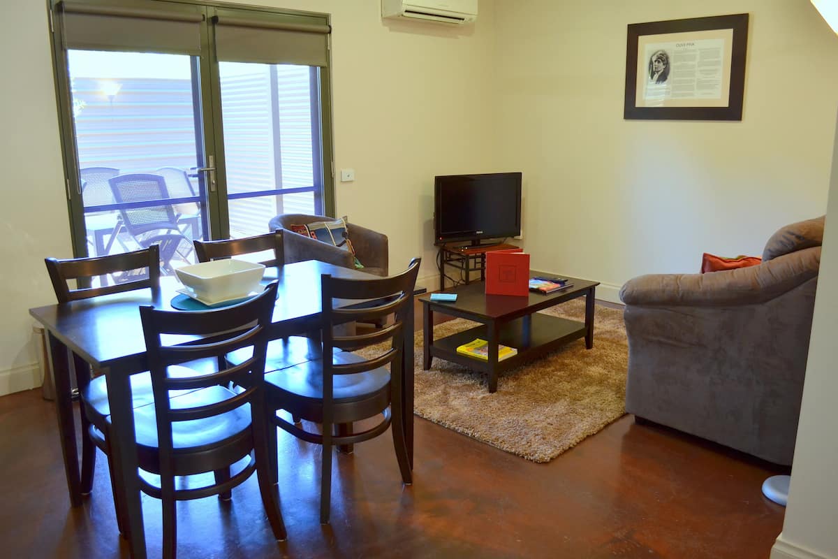 Apartamento Deluxe, 1 quarto, não fumadores, cozinha | Sala de estar | Televisor LCD, leitor de DVD